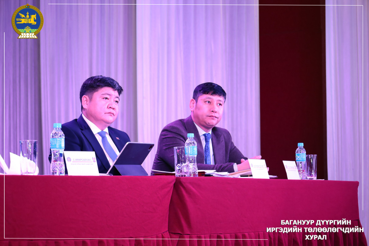 МУ шадар сайд УИХ ын гишүүн С Амарсайхан УИХ ын гишүүн Ц Сандаг Очир нар өнөөдөр дүүргийн